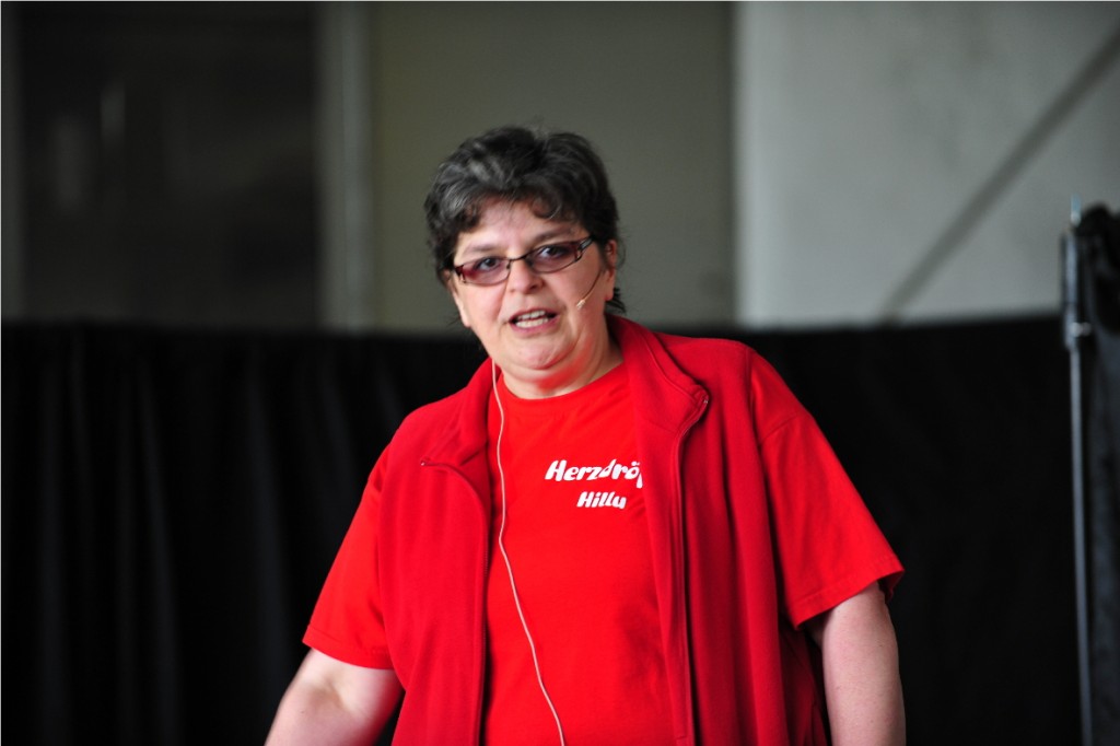 0001 Hillu auf der Bühne-1 - Hillus Herzdropfa